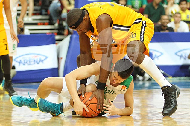 Teng, Abdul steady ship just in time to lift UST Tigers past La Salle in OT