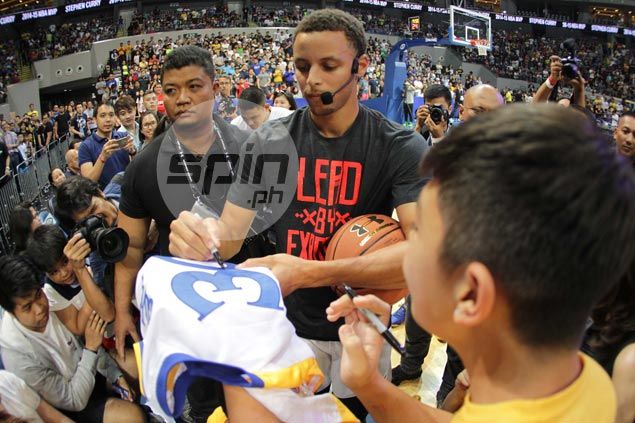 PHOTO GALLERY Stephen Curry thrills Filipino fans in Roadshow Manila