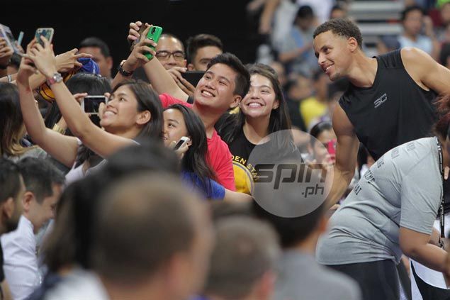 PHOTO GALLERY Stephen Curry thrills Filipino fans in Roadshow Manila