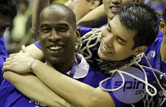 With handshake and hug, coaches bury hatchet