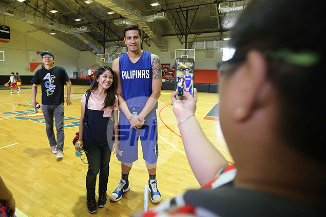 GALLERY: Gilas Pilipinas fans get close and cozy with their favorite stars