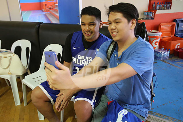 GALLERY: Gilas Pilipinas fans get close and cozy with their favorite stars