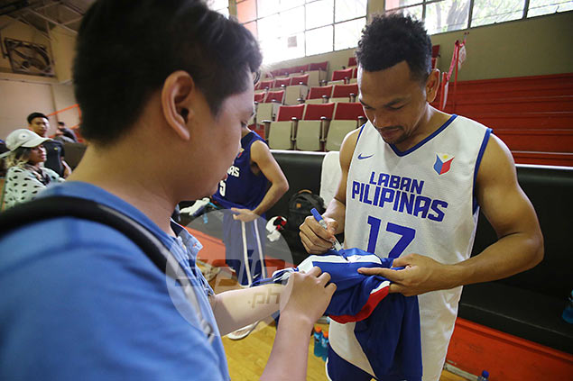GALLERY: Gilas Pilipinas fans get close and cozy with their favorite stars