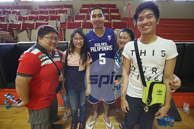 GALLERY: Gilas Pilipinas fans get close and cozy with their favorite stars