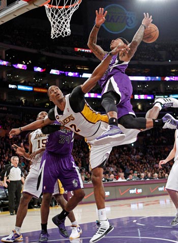Jamison takes charge for Lakers sans Kobe