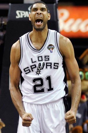 Duncan dominates as Spurs take down Mavs